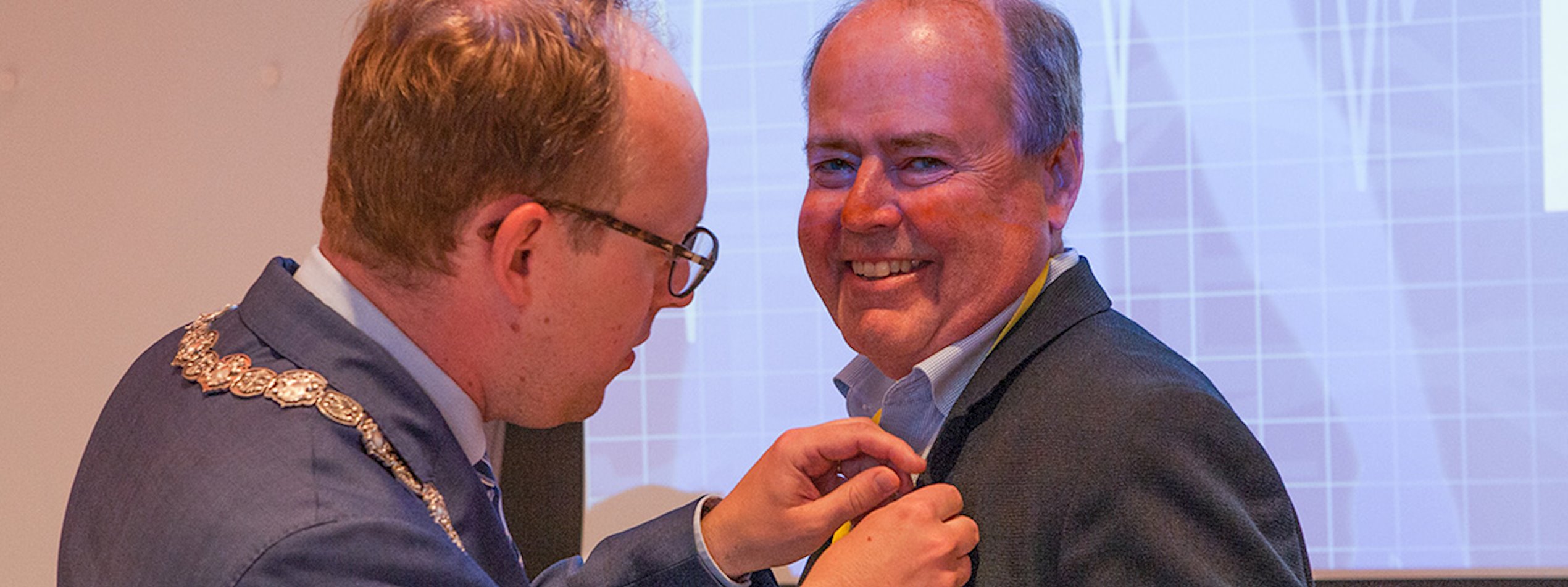 Hoogleraar en rasverbinder Wiek van Gilst geridderd | Hartstichting ...